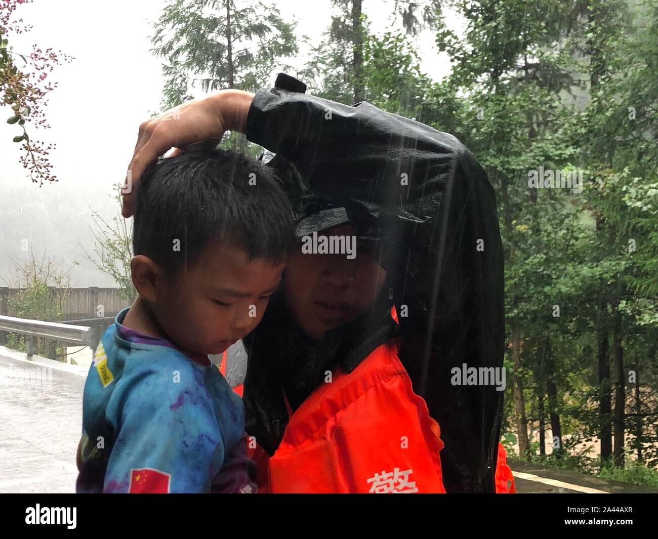 Armed policemen save residents trapped by the flood in Lushan county ...