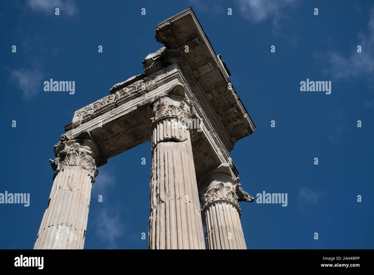 Roman pillars hi-res stock photography and images - Alamy