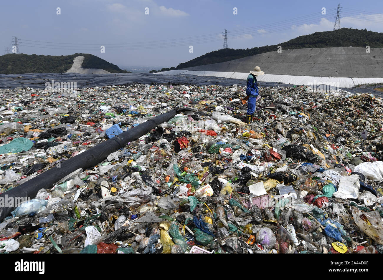 Chinese workers sort out and bury kitchen waste at the Tianziling ...
