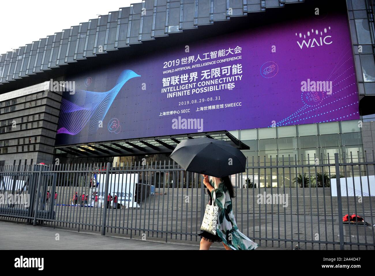 Chinese workers prepare for 2019 World Artificial Intelligence ...