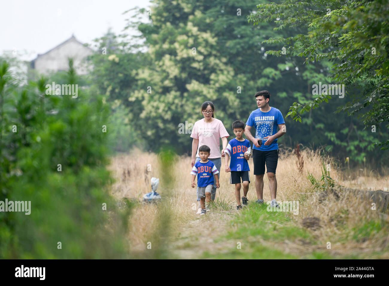 5 families hi-res stock photography and images - Alamy