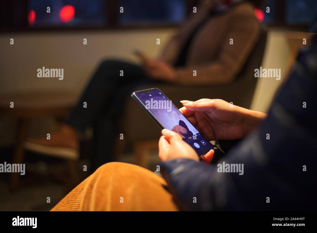 --FILE--A tourist uses his Huawei Mate 20 smartphone to take photos at ...