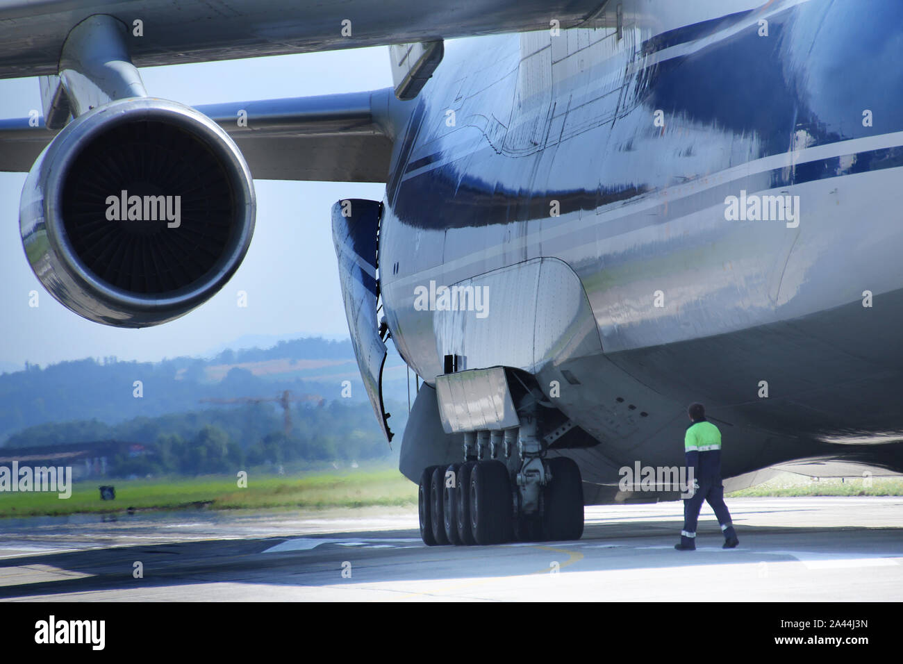 Antonov an 124 loading hi-res stock photography and images - Alamy