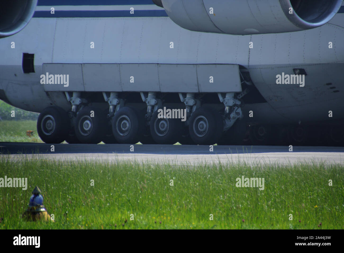 Antonov an 124 loading hi-res stock photography and images - Alamy