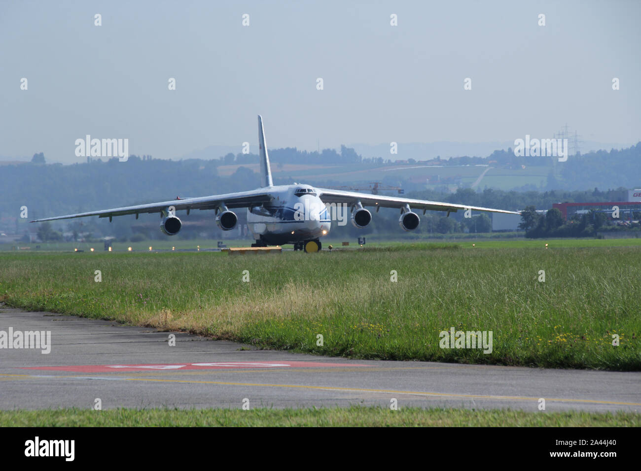Antonov an 124 loading hi-res stock photography and images - Alamy