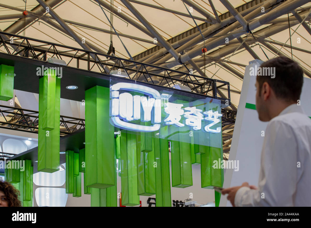 --FILE--People visit the stand of Chinese on-demand video streaming ...