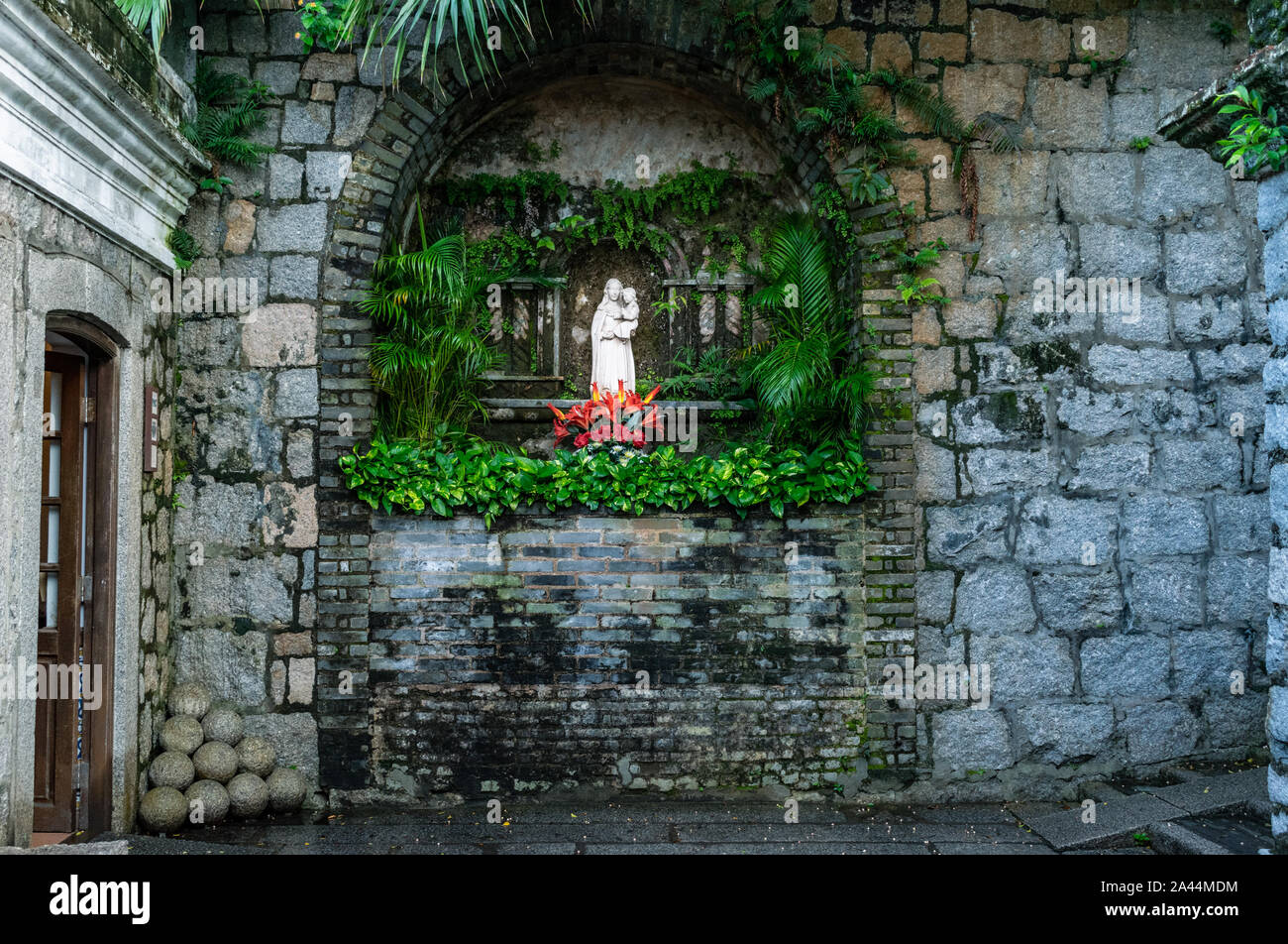Stone alcove hi-res stock photography and images - Alamy