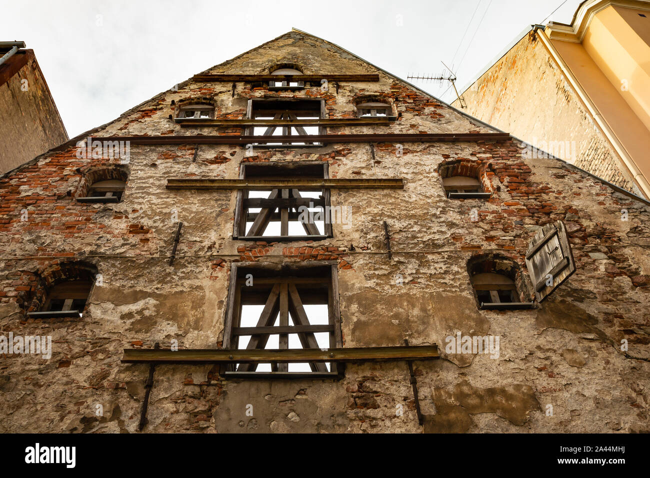 Medieval warehouse hi-res stock photography and images - Alamy
