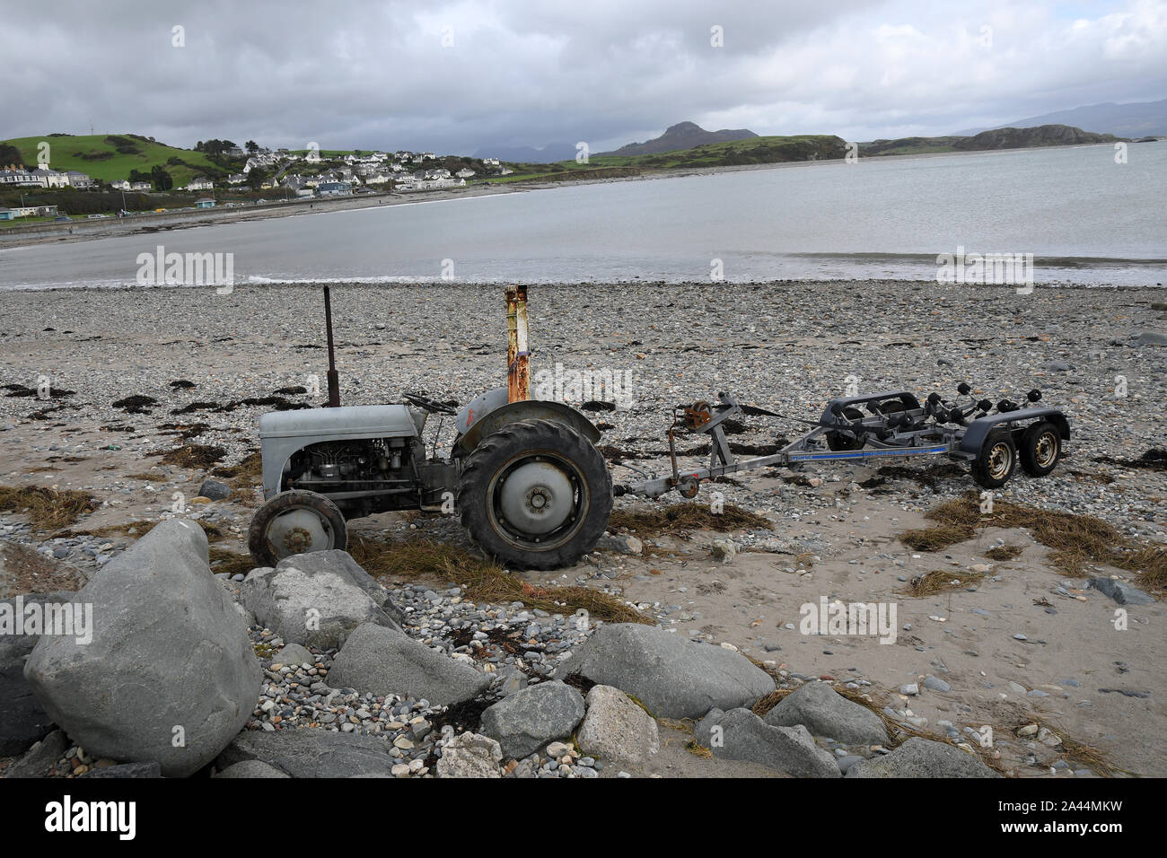 Tractor on beach hi-res stock photography and images - Alamy