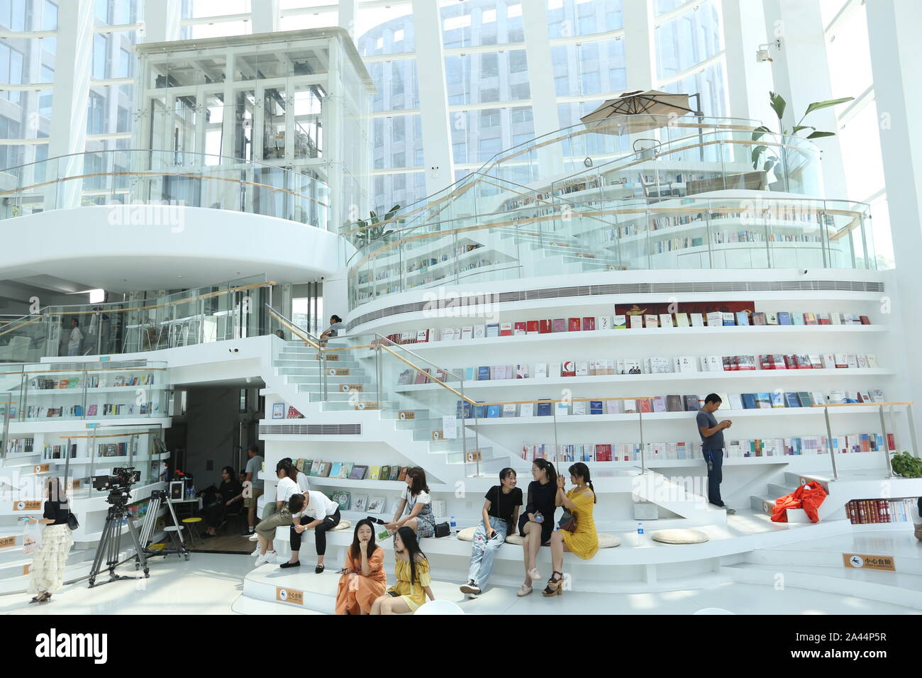 Bookshop shanghai hi-res stock photography and images - Alamy