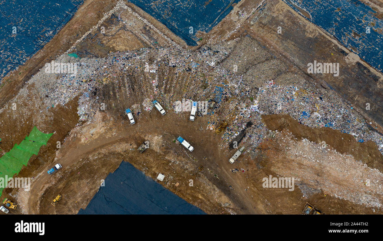 Chinese workers sort out and bury kitchen waste at the Jiangcungou ...