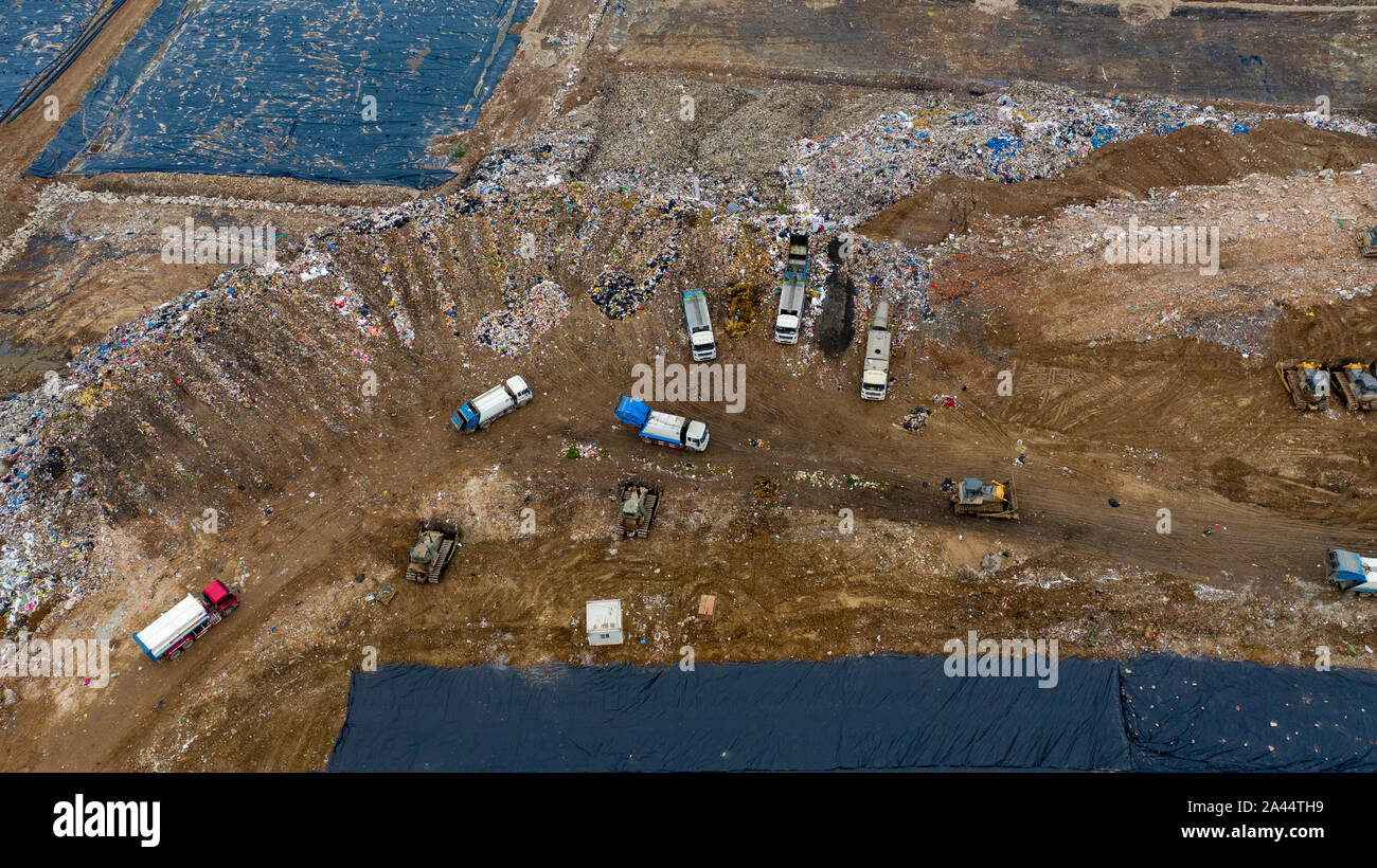 Chinese workers sort out and bury kitchen waste at the Jiangcungou ...
