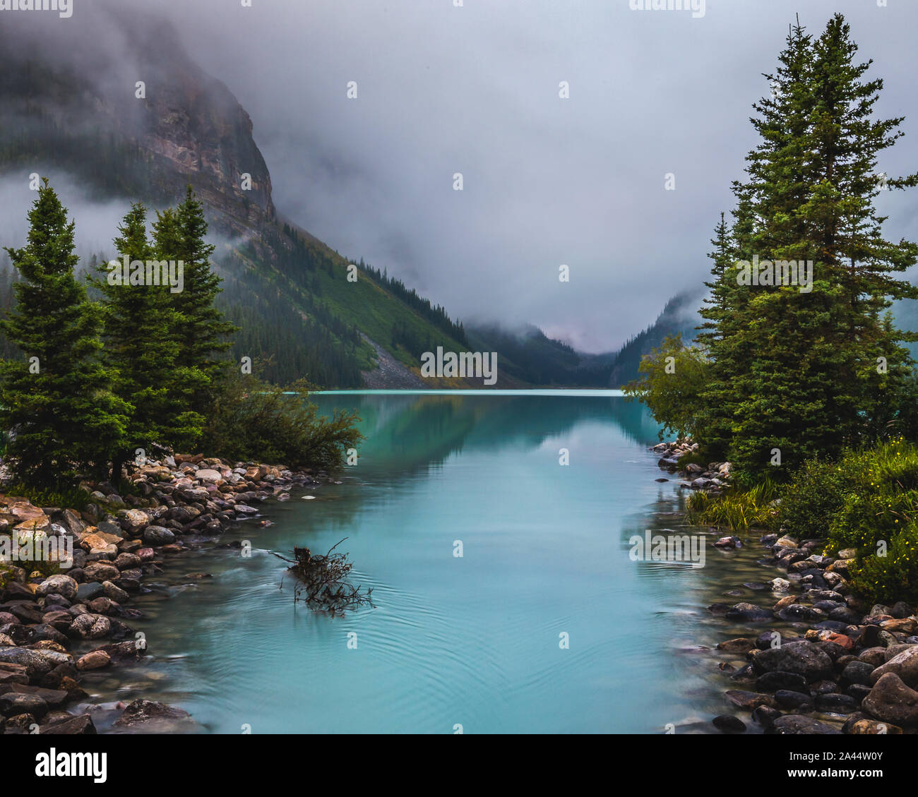 Turquoise-colored Lake Louise with reflections of the surrounding ...