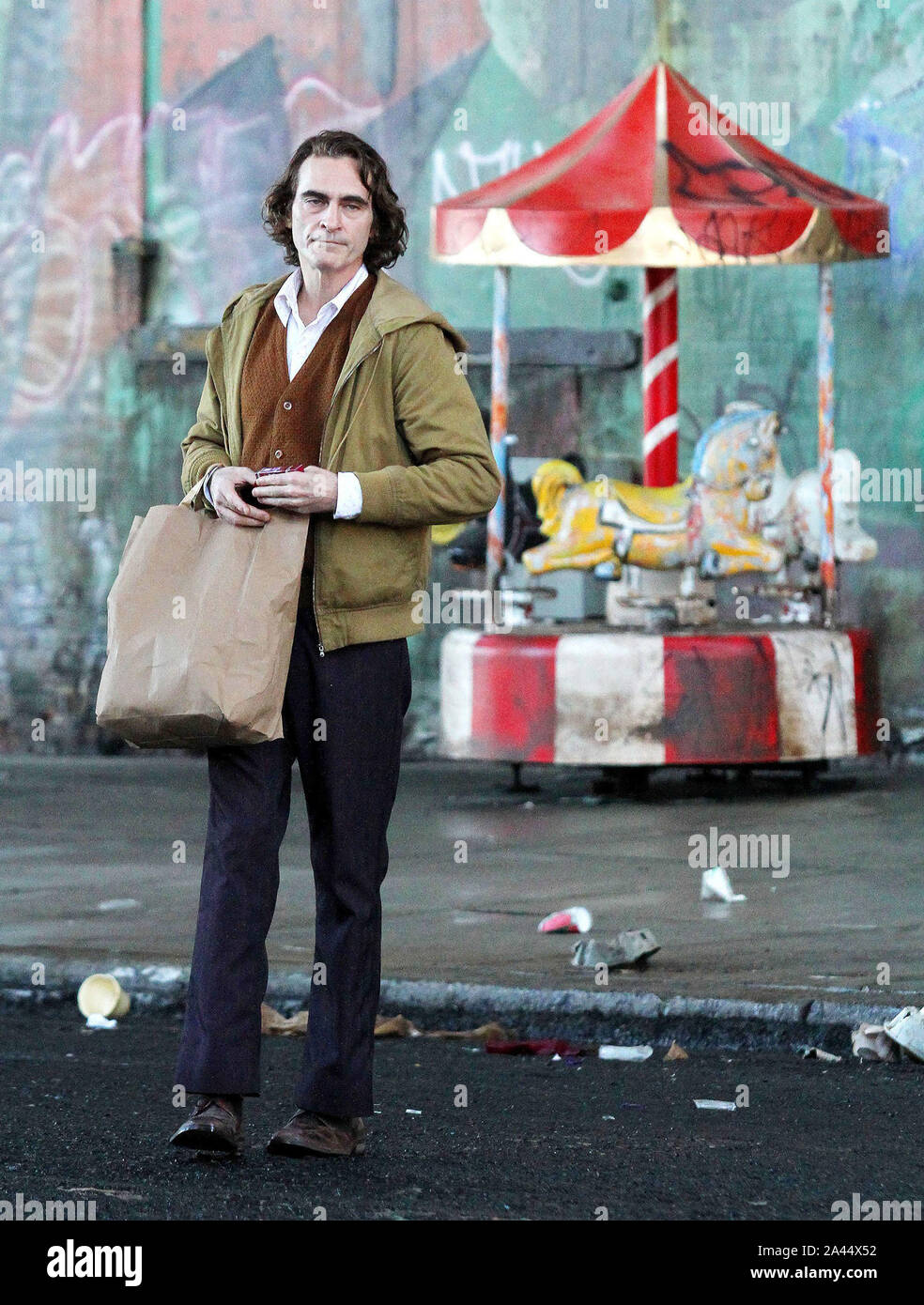 JOAQUIN PHOENIX in JOKER (2019), directed by TODD PHILLIPS. Credit: DC ...