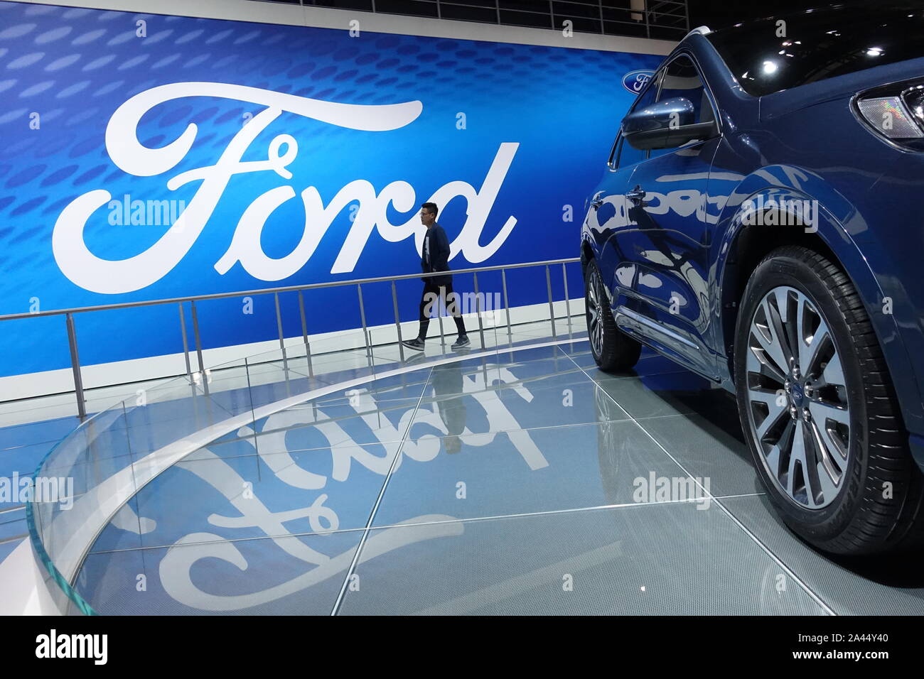 --FILE--People visit the stand of Ford during the 18th Shanghai ...