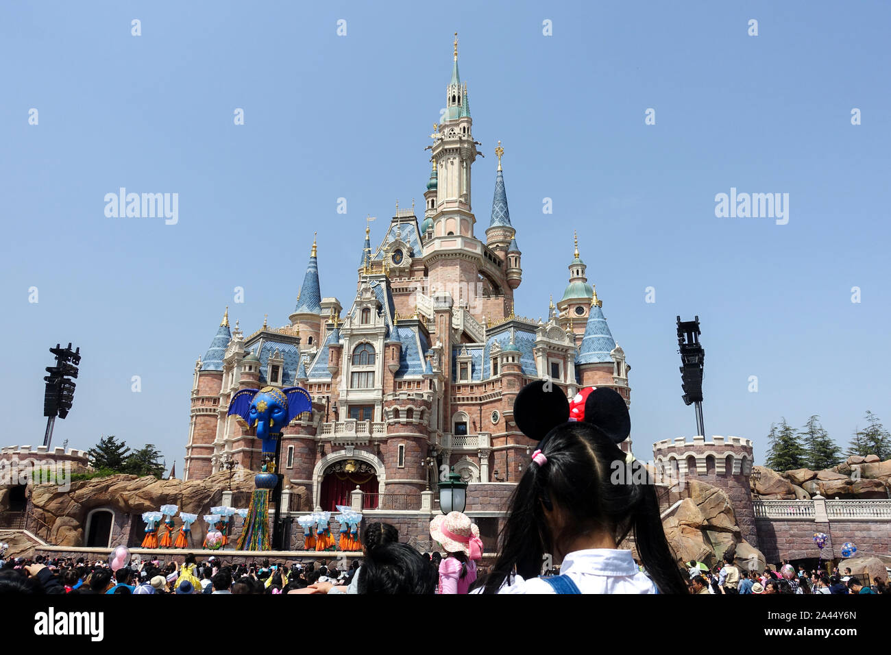 --FILE--A Chinese girl wearing Minnie Mouse-shaped headwear visits the ...