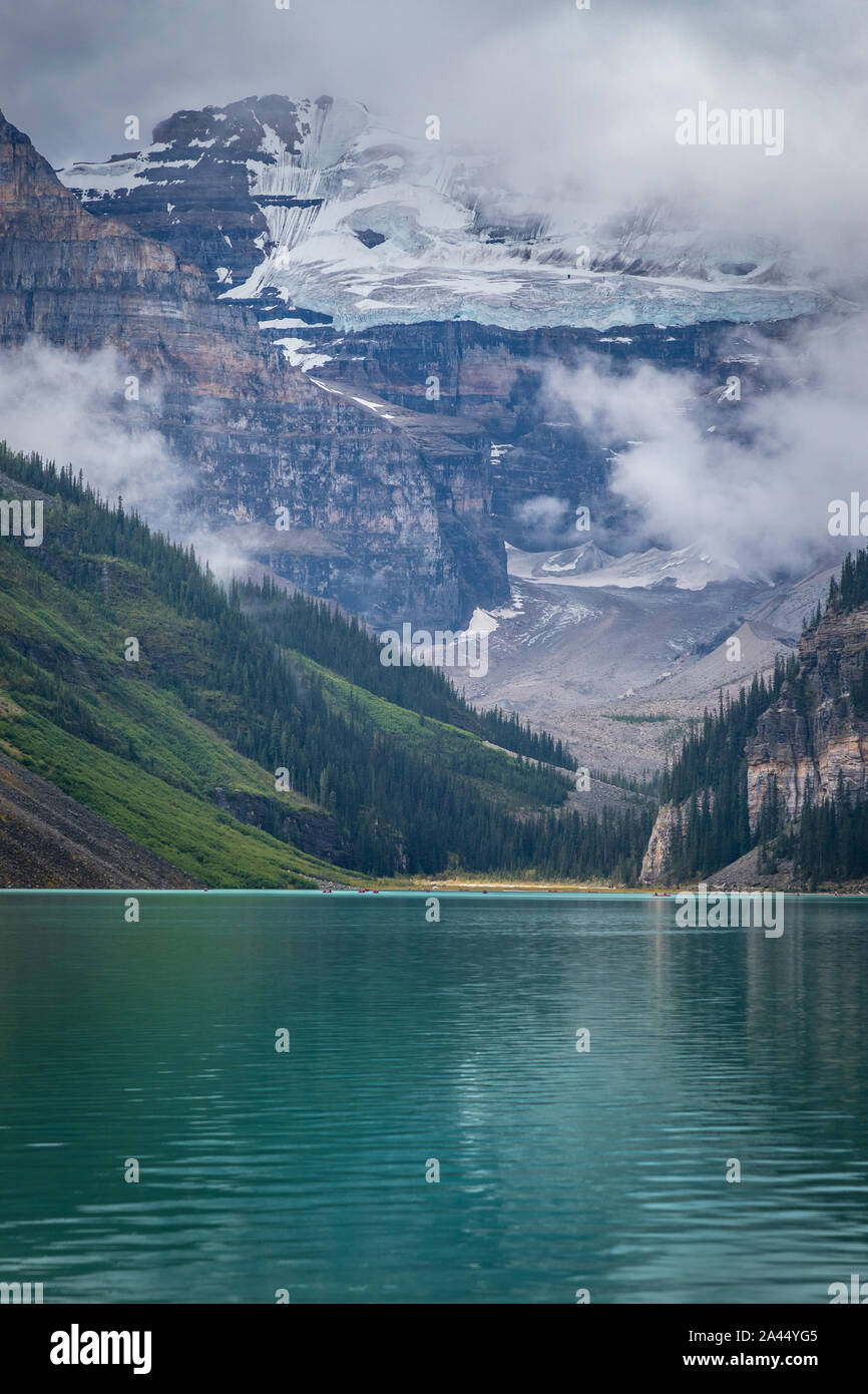Turquoise-colored Lake Louise with reflections of the surrounding ...