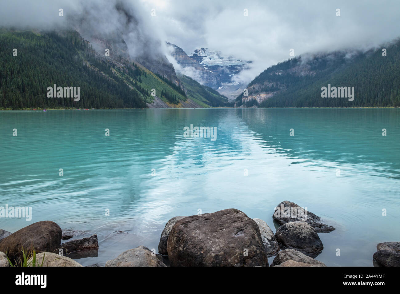 Turquoise-colored Lake Louise with reflections of the surrounding ...