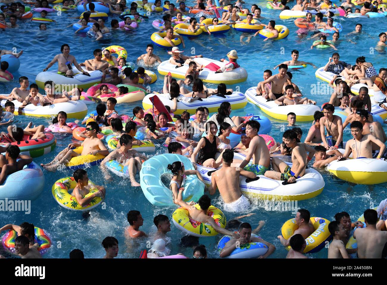 China swimming pool crowd hi-res stock photography and images - Alamy