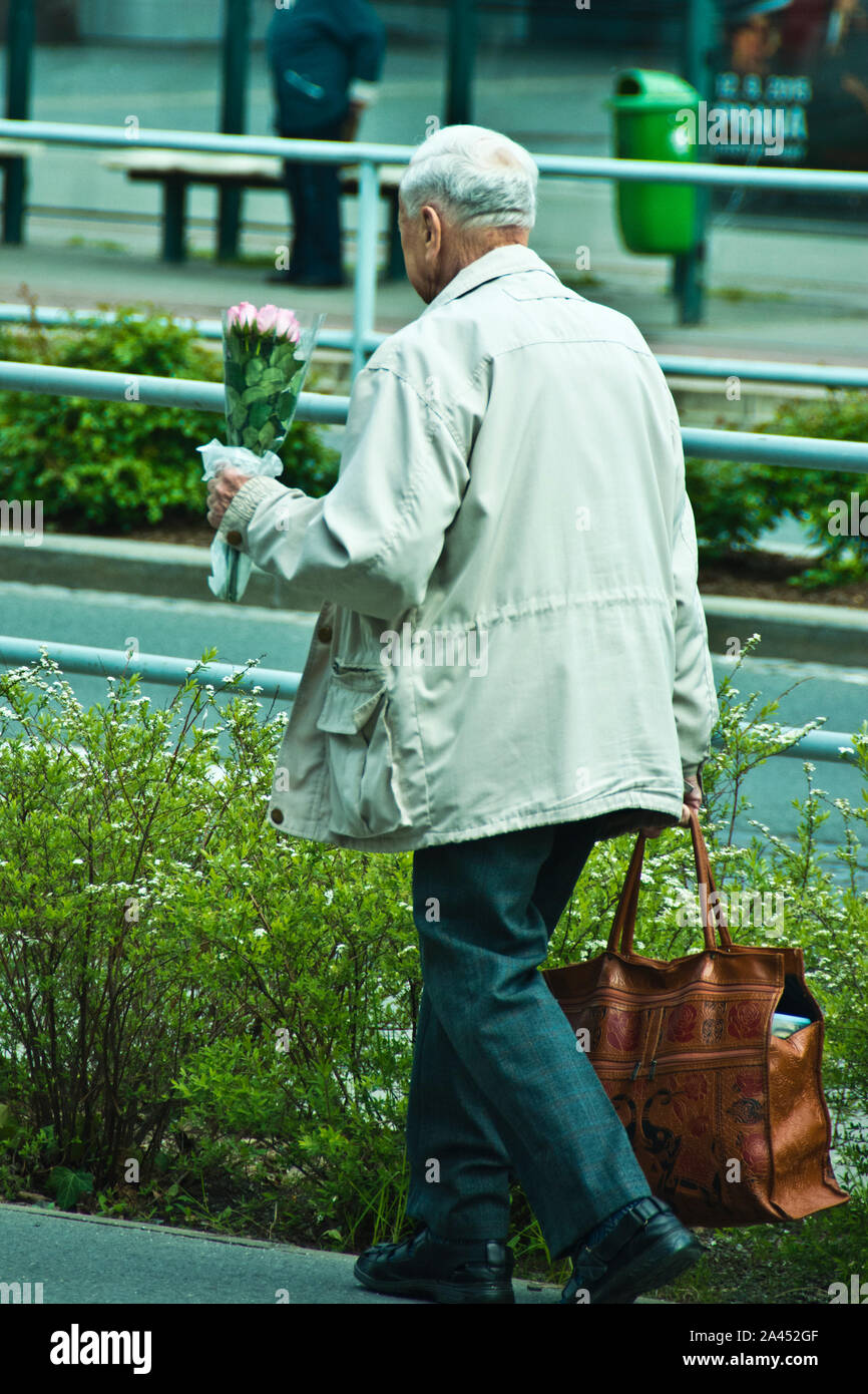Man holding bunch flowers hi-res stock photography and images - Alamy