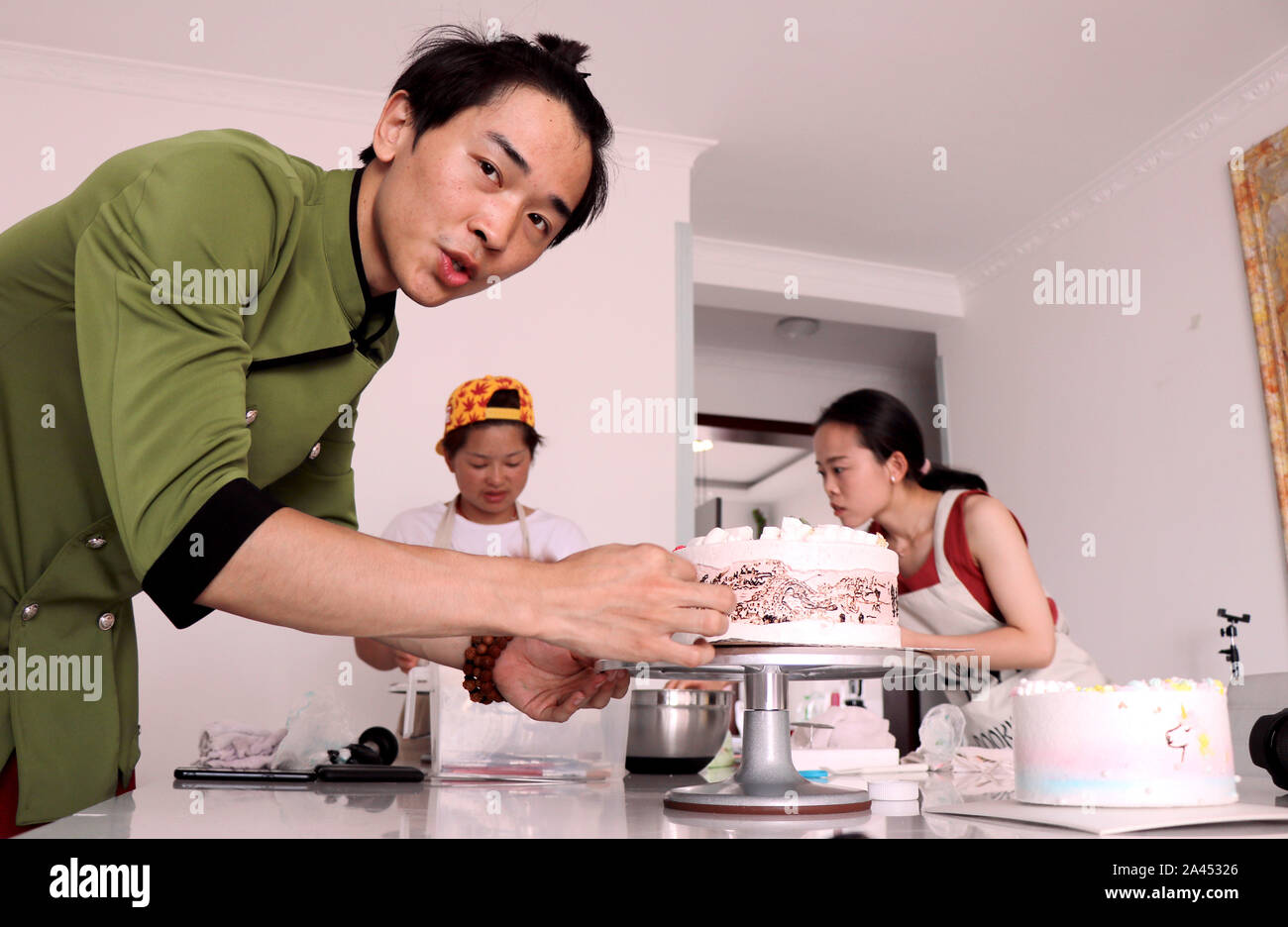 Chinese man Liu Zepeng makes a birthday cake featuring the painting ...