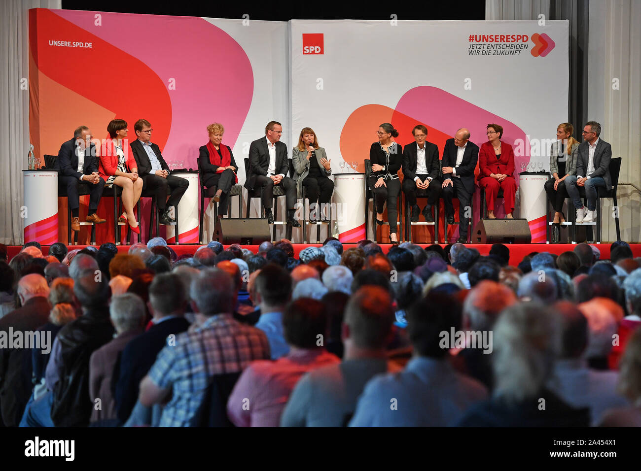 Panel discussion with all candidates on the stage. v.li: Saskia ESKEN ...