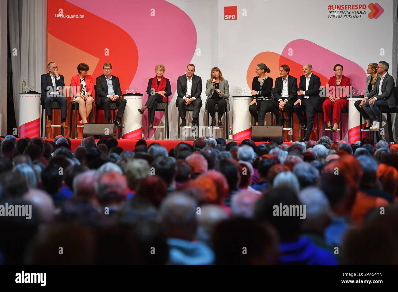 Panel discussion with all candidates on the stage. v.li: Saskia ESKEN ...