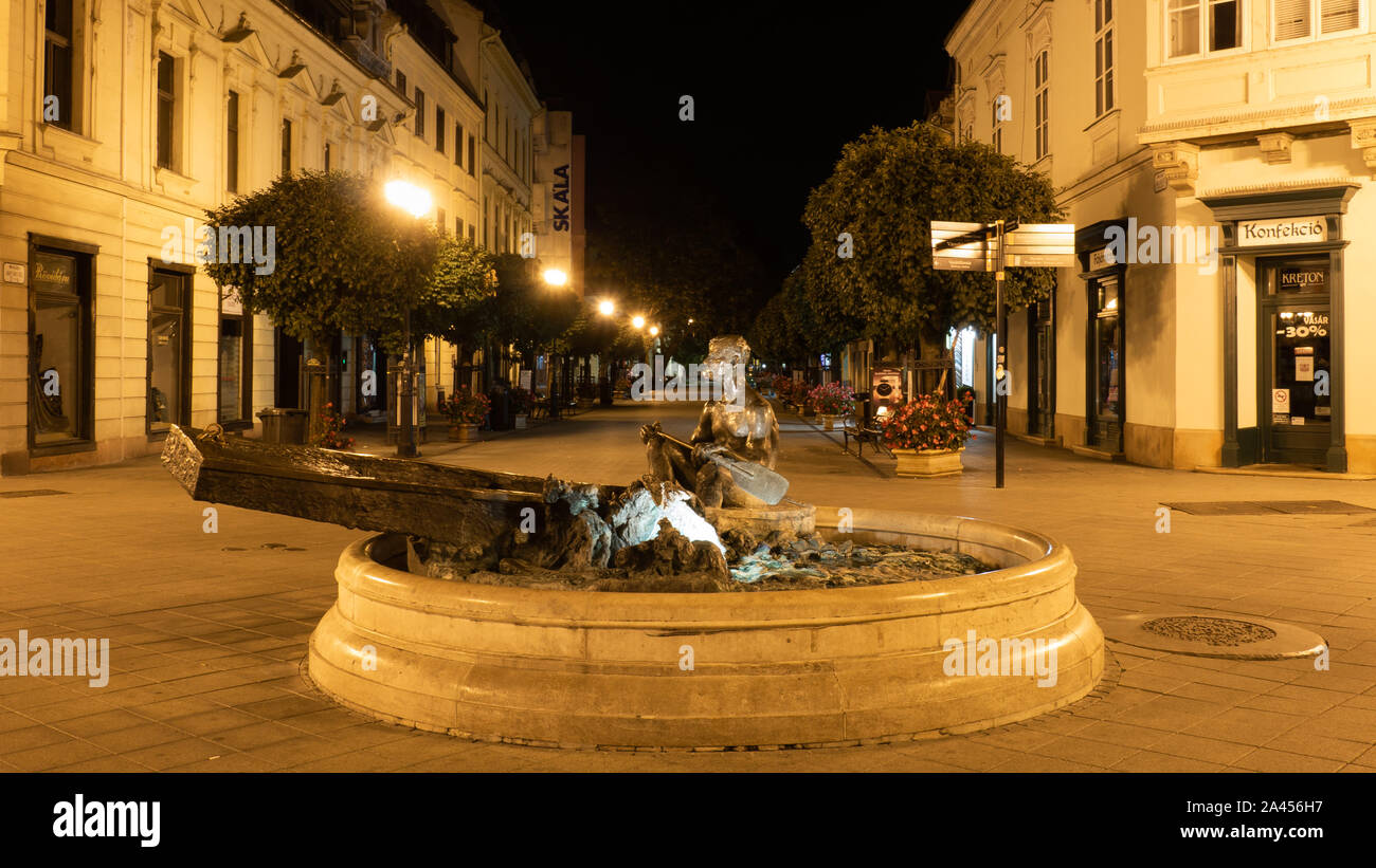 GYOR, HUNGARY 08 10 2019 : Statue of man rowing on a boat in the ...