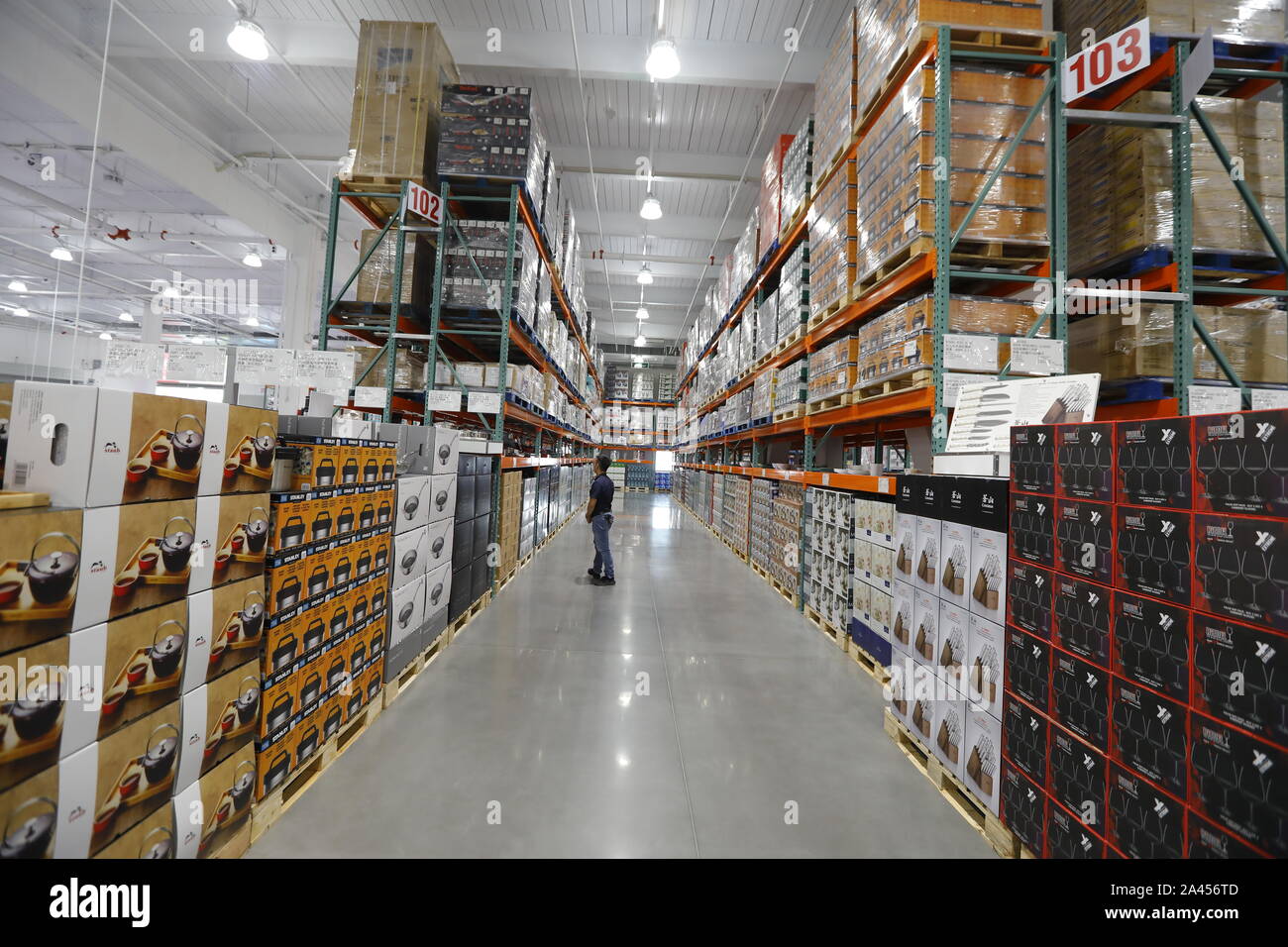 Costco interior hi-res stock photography and images - Alamy