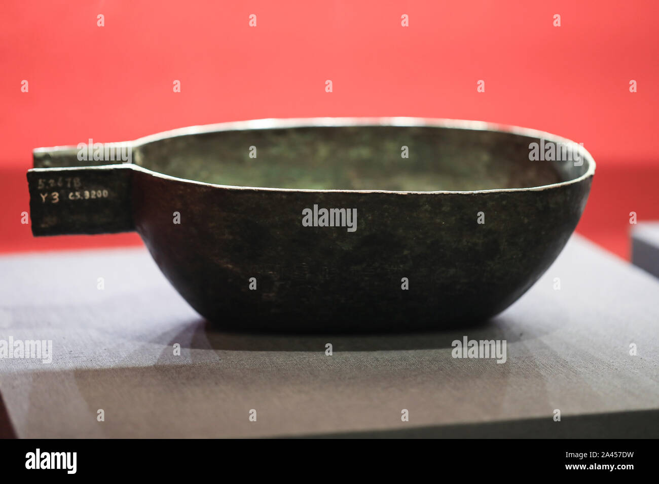 Qin dynasty bronze hi-res stock photography and images - Alamy
