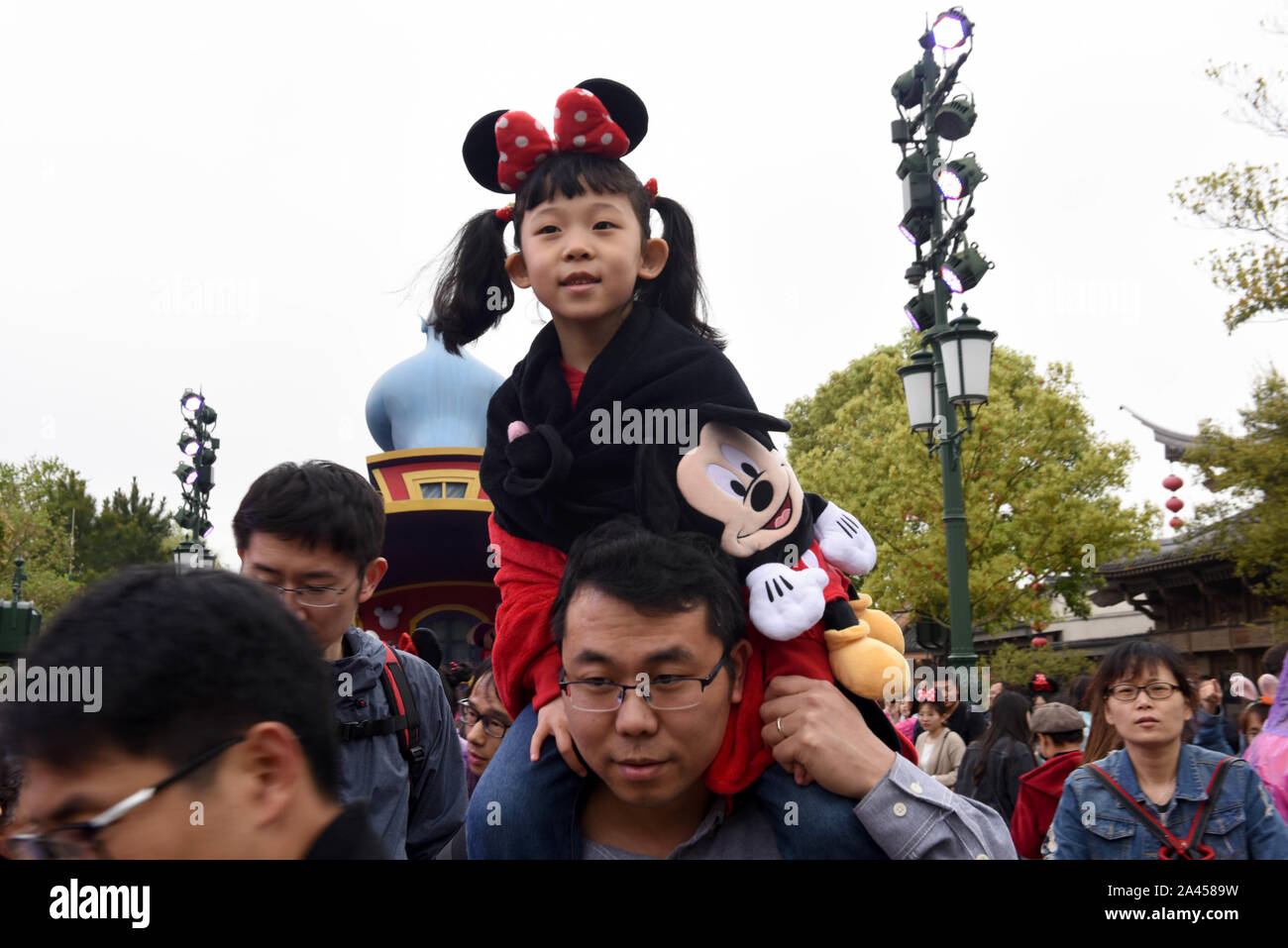 --FILE--A Chinse girl wearing a Minnie Mouse-shaped headwear visits the ...