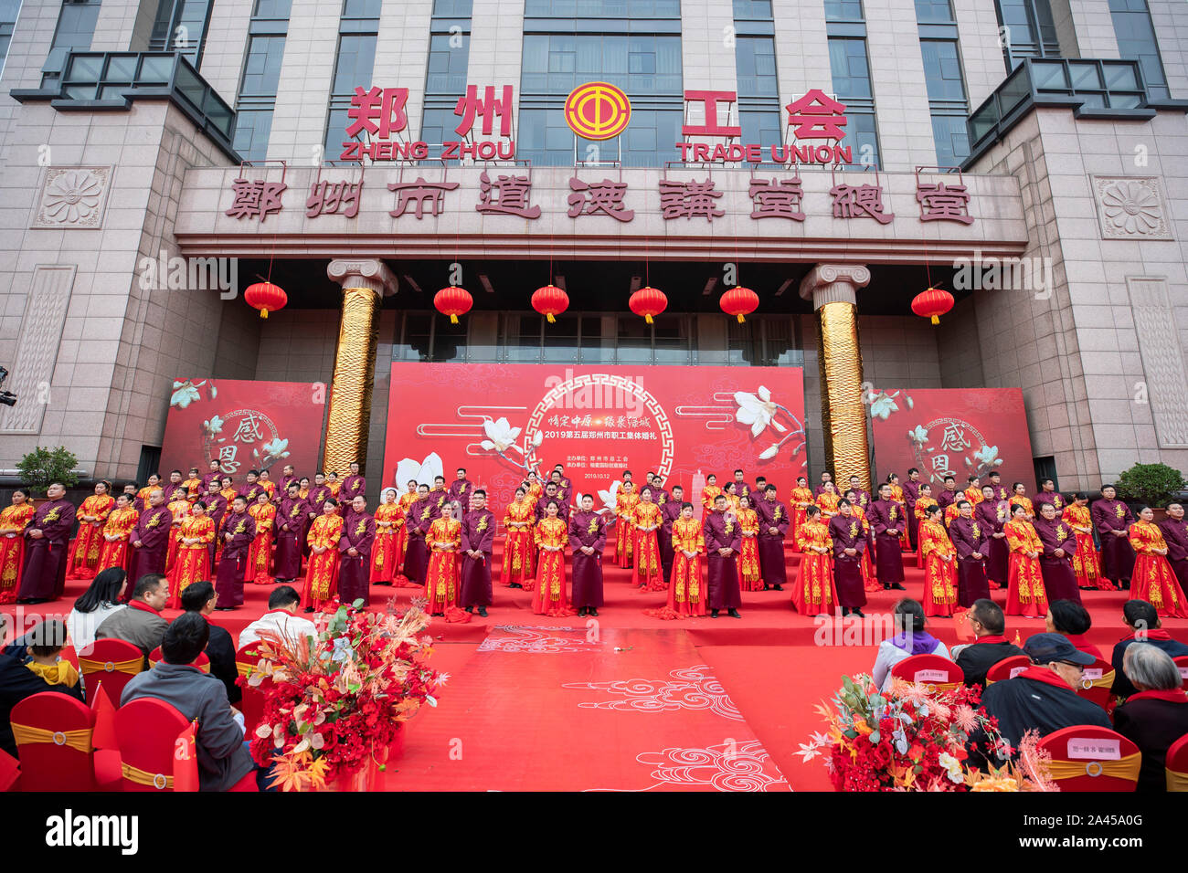 Couples of Chinese newly-weds dressed in traditional wedding costumes ...