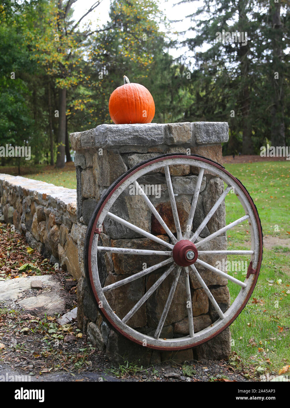 Stone fence post hi-res stock photography and images - Alamy