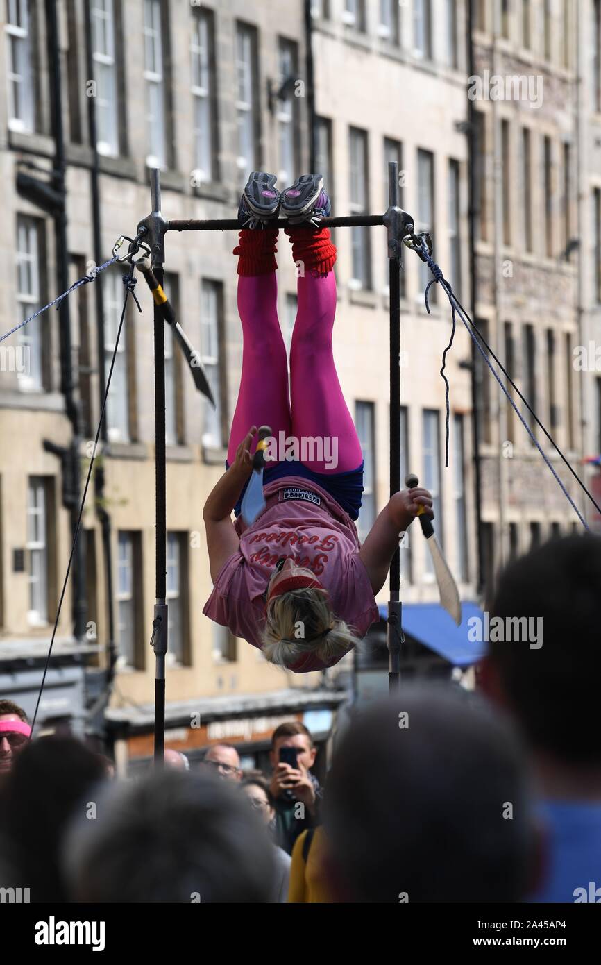 2019 Edinburg Fringe - Roayal Mile Street Performer carries out het ...