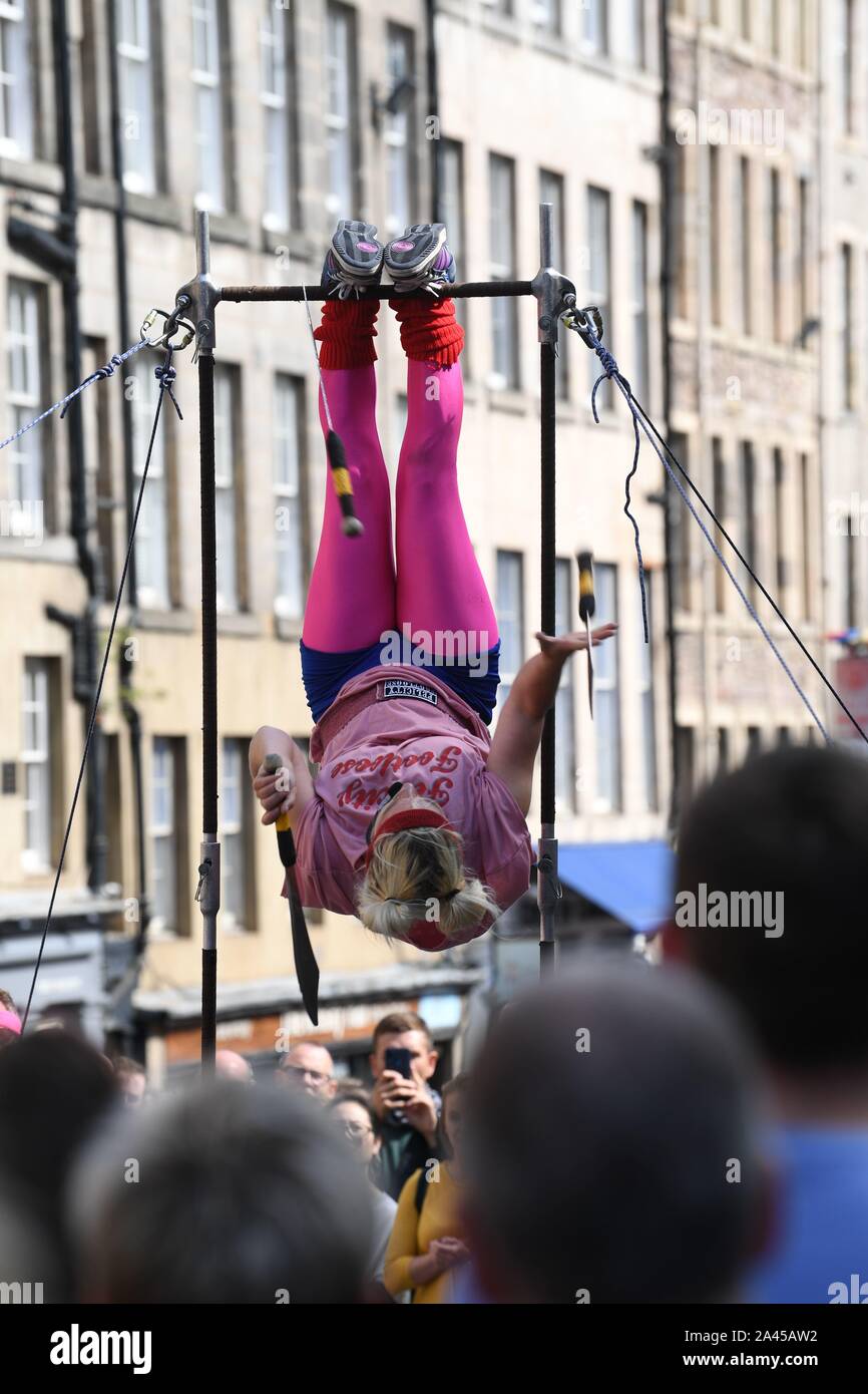 2019 Edinburg Fringe - Roayal Mile Street Performer carries out het ...