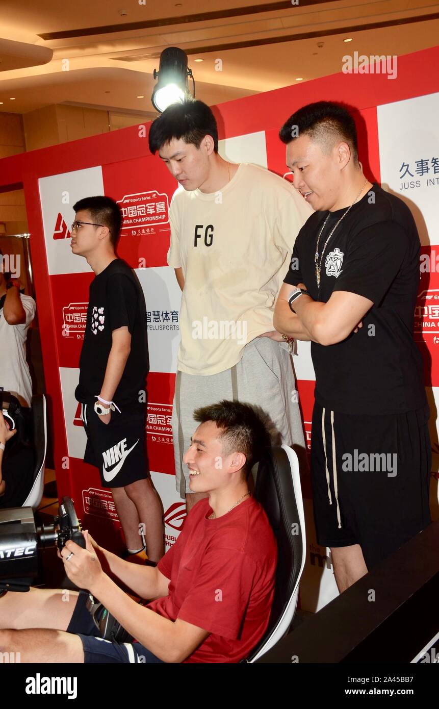 Luo Hanchen, the sitting one, Li Gen, right, and Dong Hanlin, the one ...