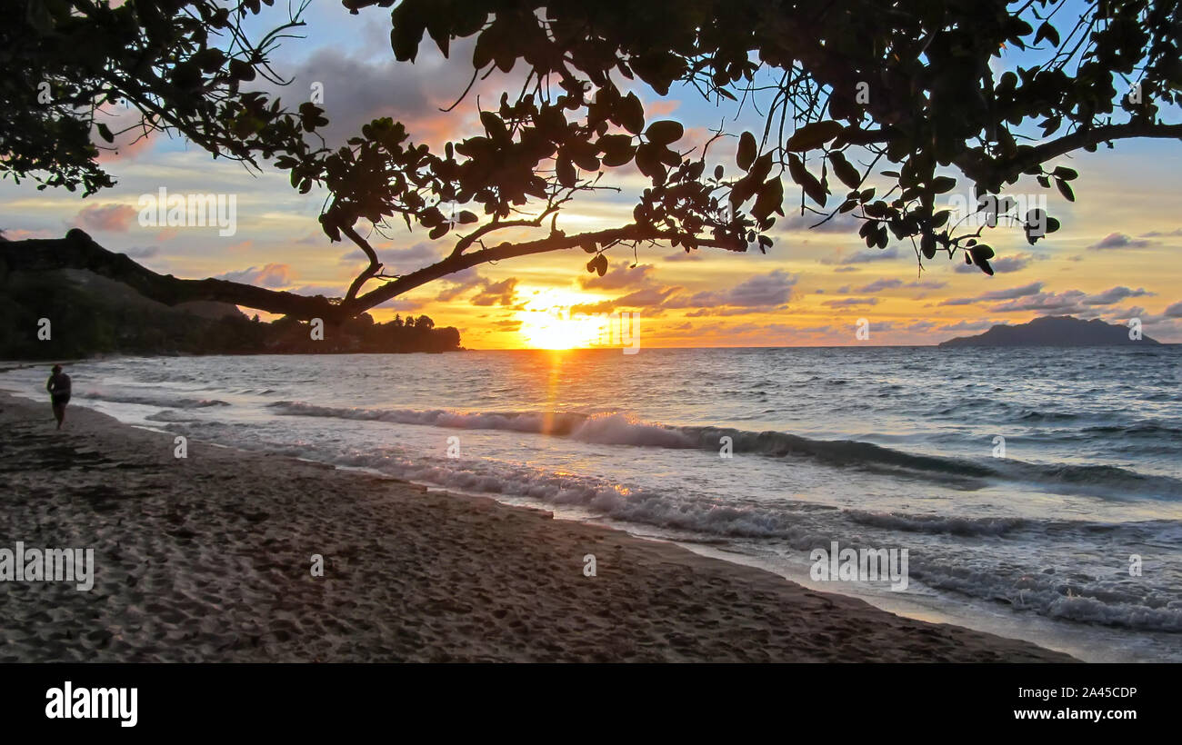 Sunset in middle of ocean hi-res stock photography and images - Alamy
