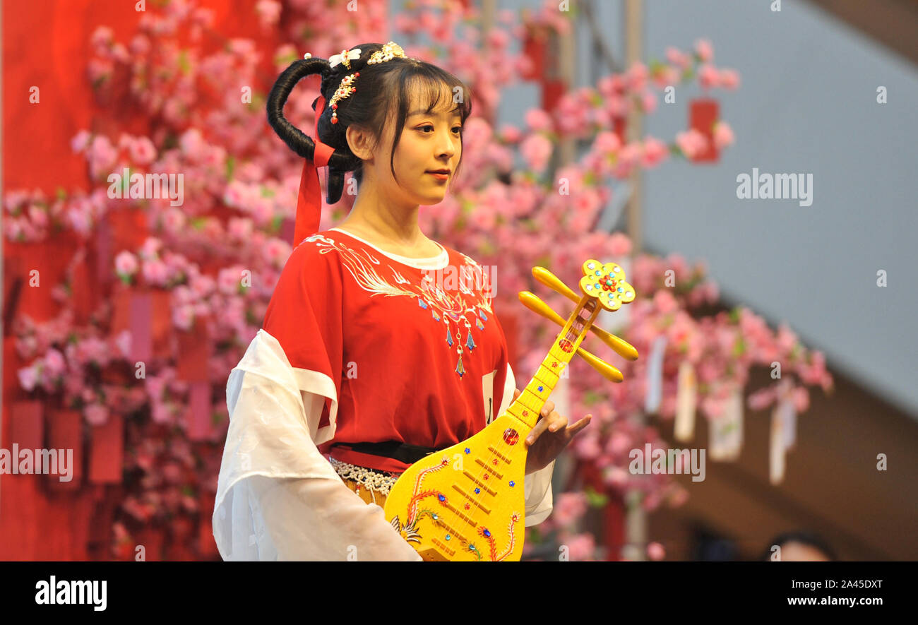Beauties dressing in ancient Chinese clothes demonstrate and perform ...