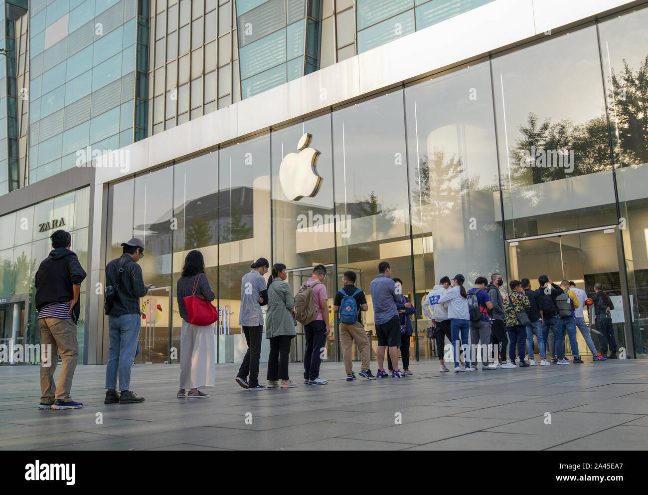 Because of the launch of new version of iPhone, Apple lovers line up ...