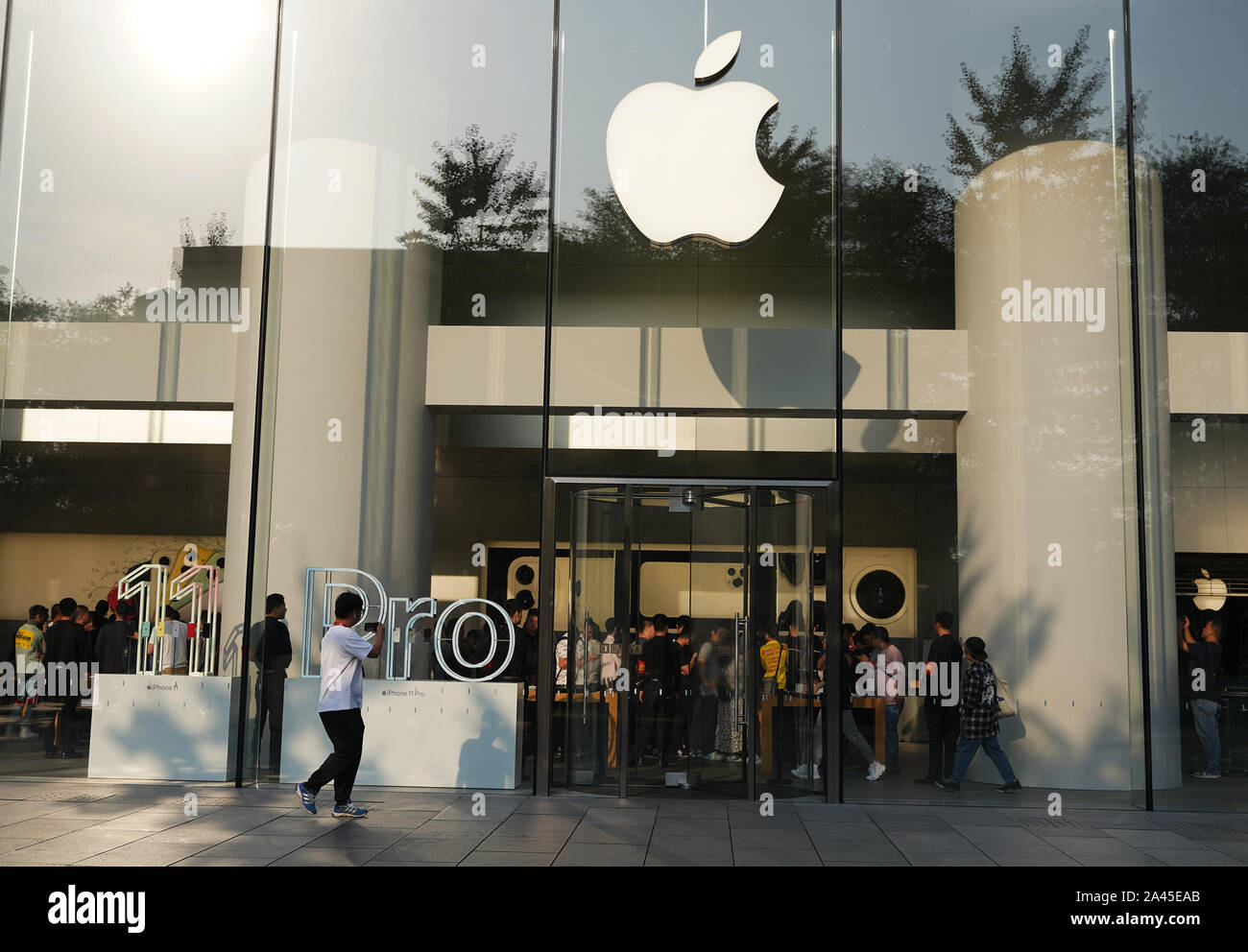 Because of the launch of new version of iPhone, Apple lovers line up ...