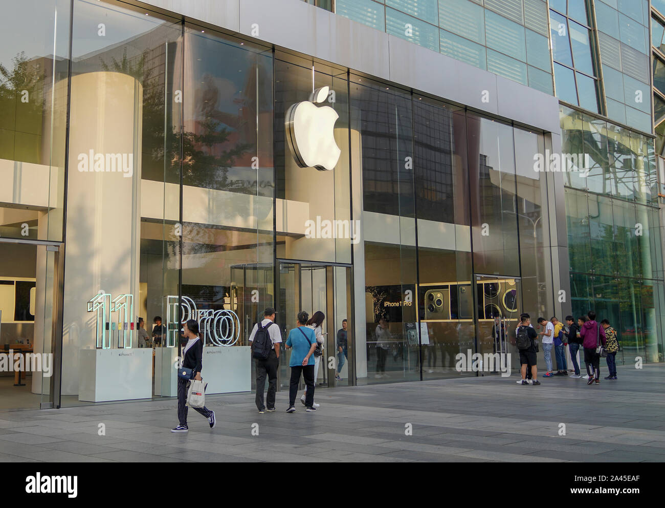 Because of the launch of new version of iPhone, Apple lovers line up ...
