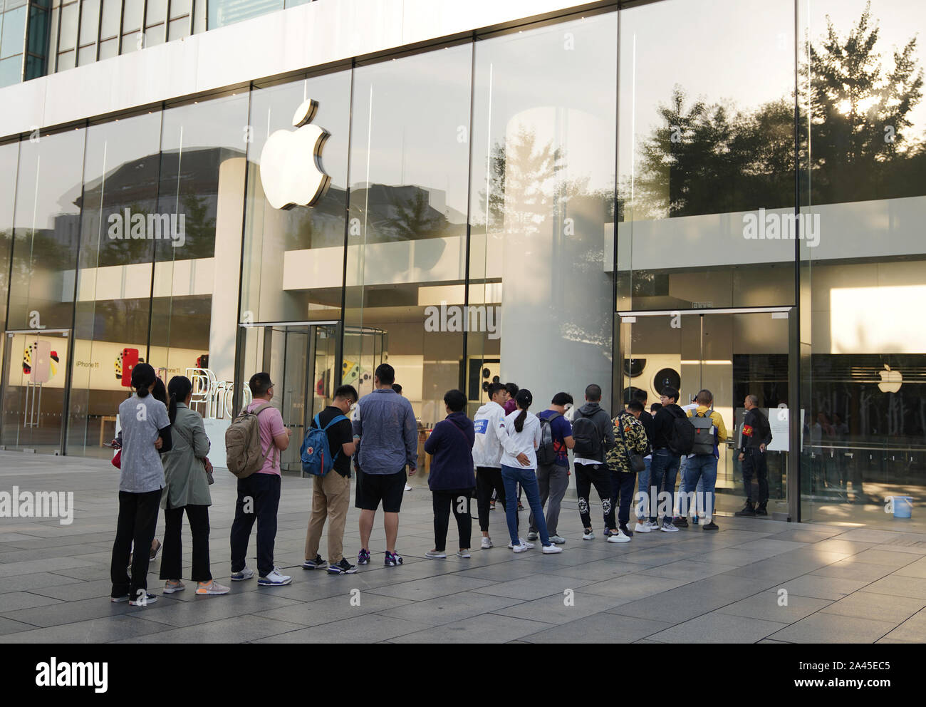 Because of the launch of new version of iPhone, Apple lovers line up ...