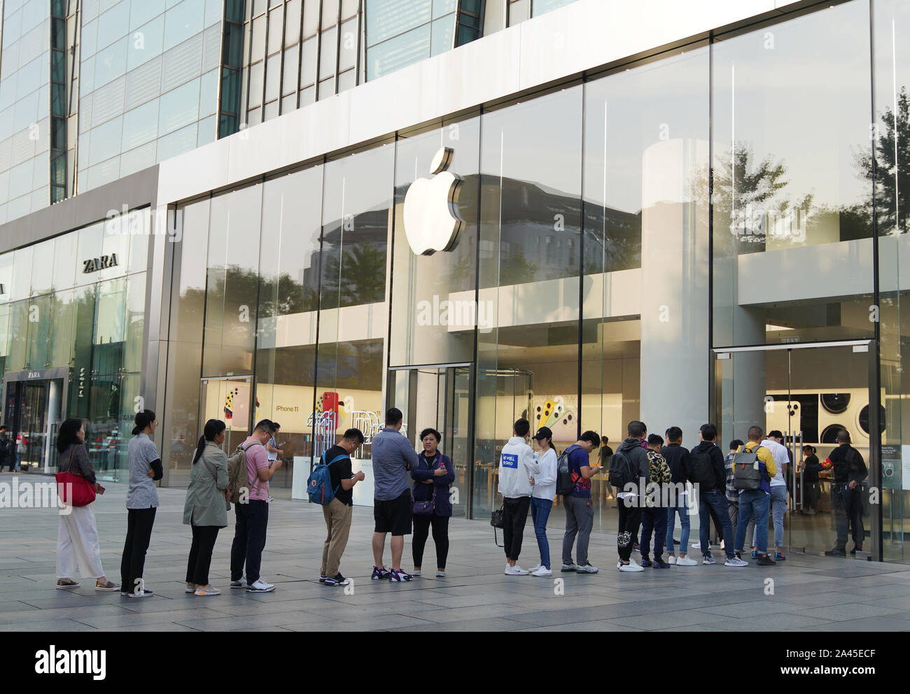 Because of the launch of new version of iPhone, Apple lovers line up ...