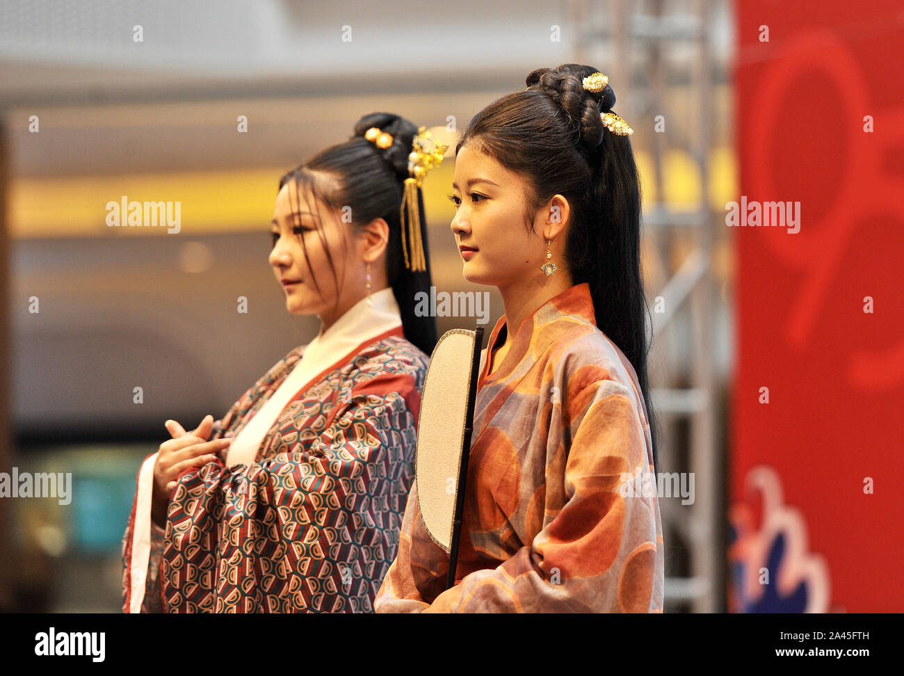 Beauties dressing in ancient Chinese clothes demonstrate and perform ...