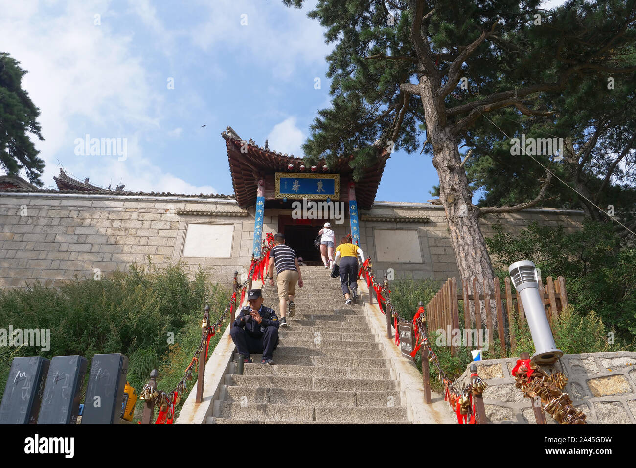 Chinese mountain ladder hi-res stock photography and images - Alamy