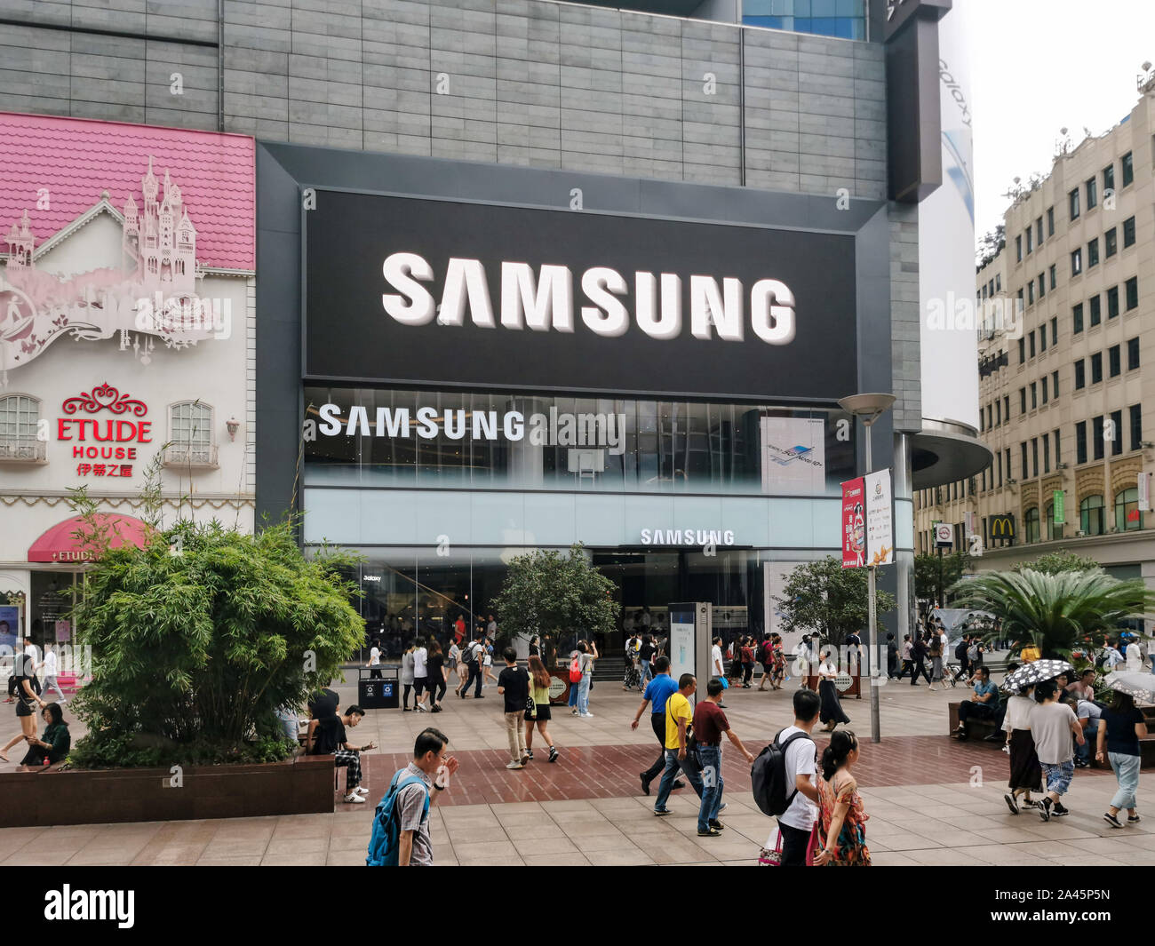 Outside view of the new Samsung experience store, in front of an Apple ...