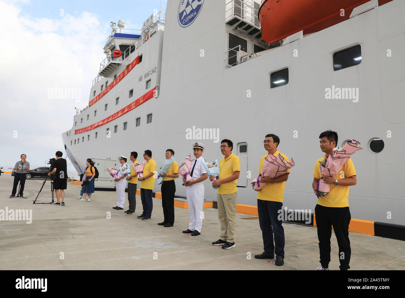 Staff of Chinese scientific expedition vessel Dayang receive warm ...