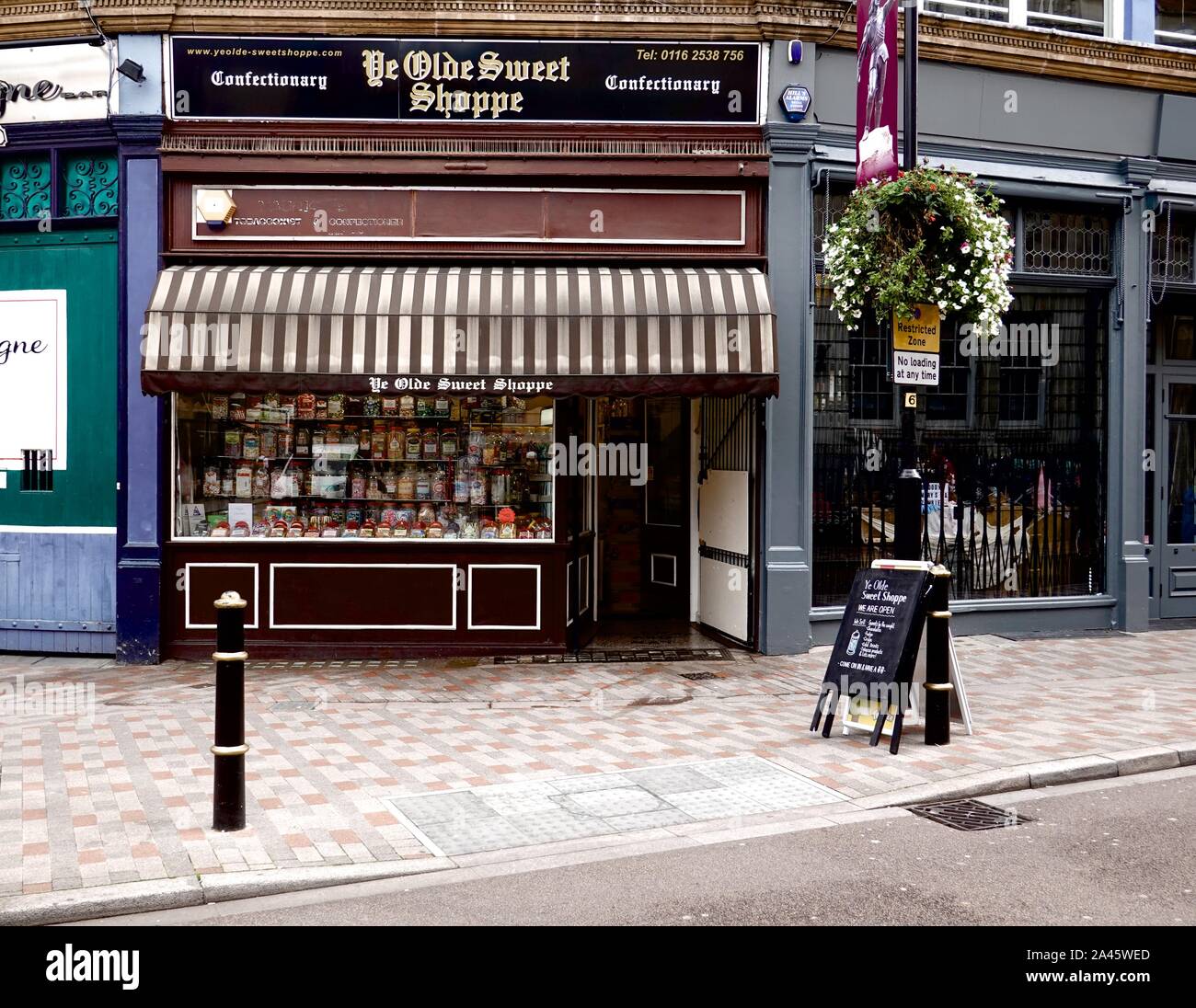 Olde sweet shoppe hi-res stock photography and images - Alamy