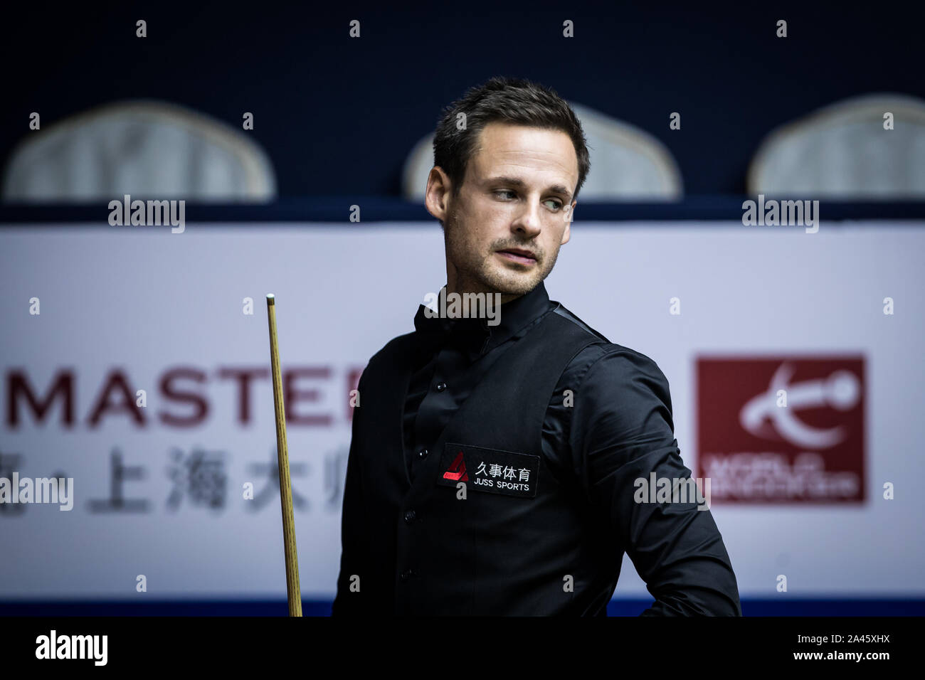 Professional snooker player hi-res stock photography and images - Alamy