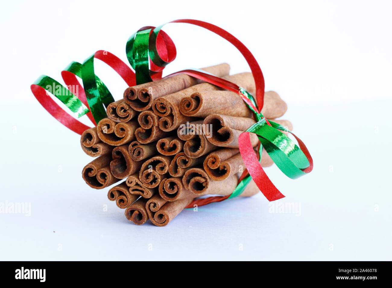 bundle of cinnamon sticks Stock Photo - Alamy